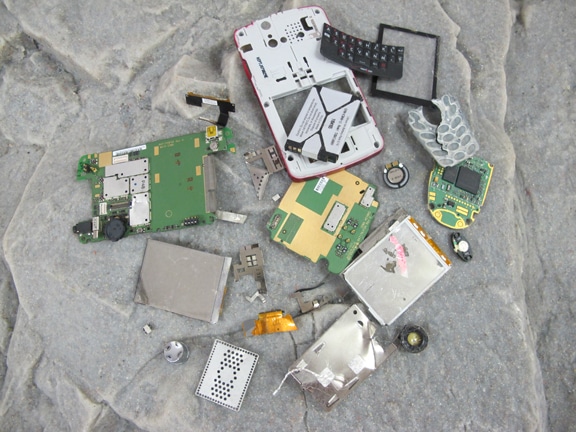 How to Use a [BUSTED] Cell Phone to Meet 5 Basic Survival Needs